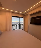 Apartamento Deluxe | Secretária, secretária adequada para computadores portáteis 