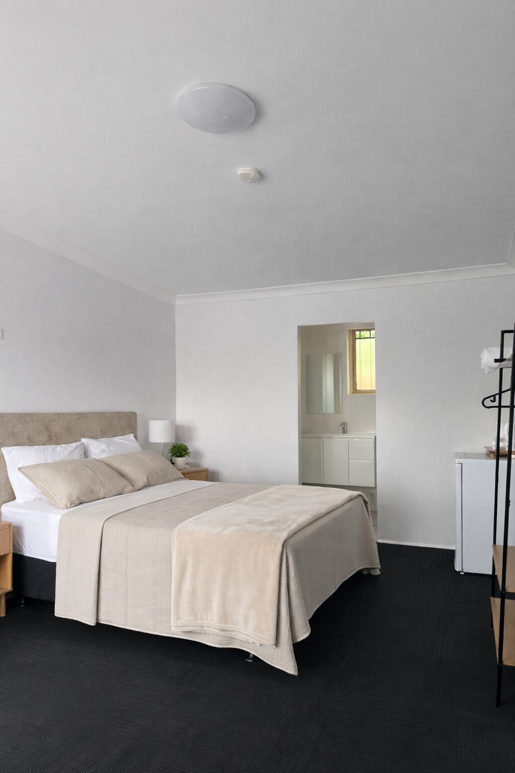 Quarto casal superior | Frigobar, ferros/tábuas de passar roupa, Wi-Fi de cortesia