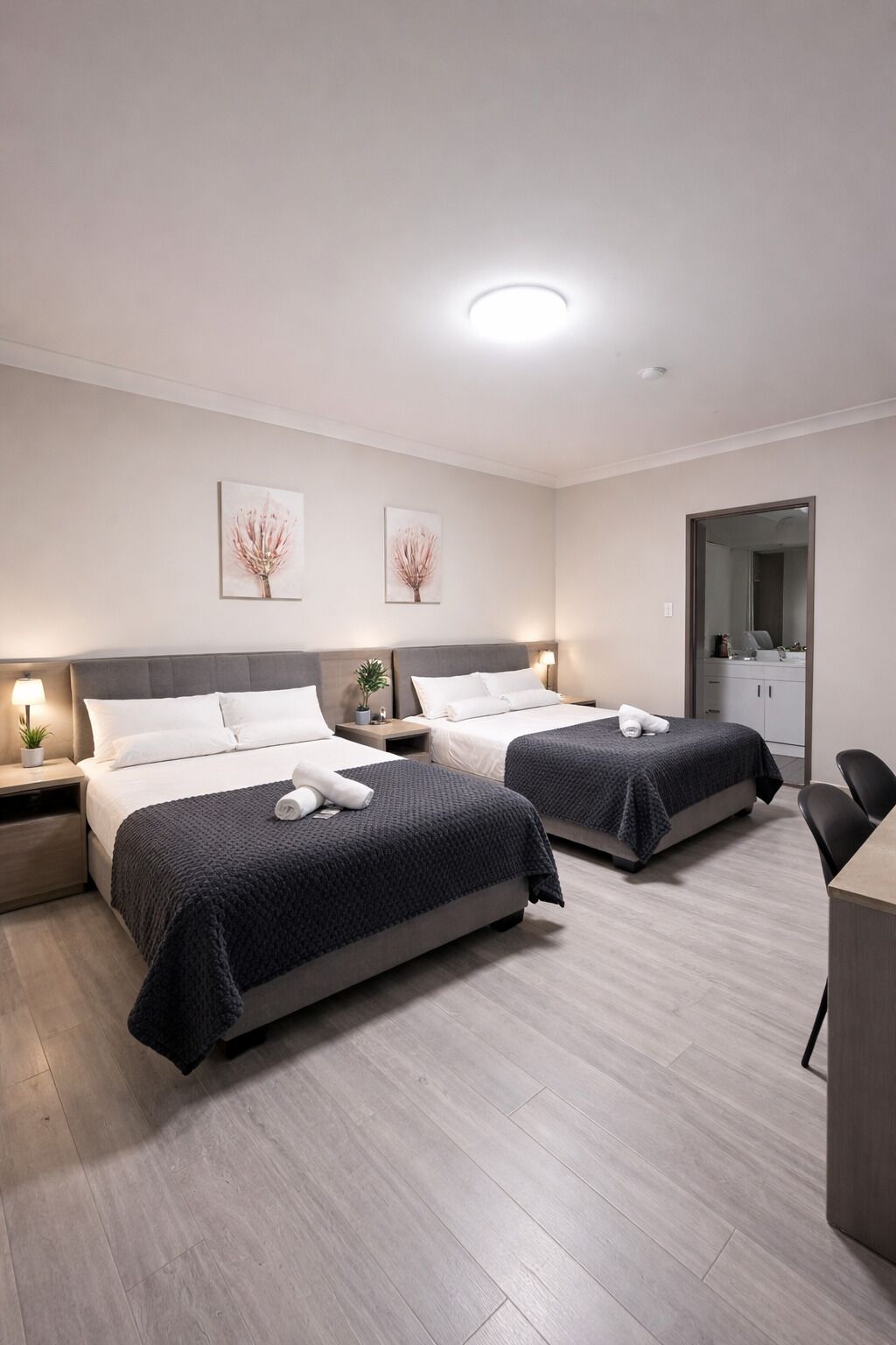 Quarto Quádruplo Económico | Minibar, ferro/tábua de engomar, Wi-fi grátis, roupa de cama fornecida 