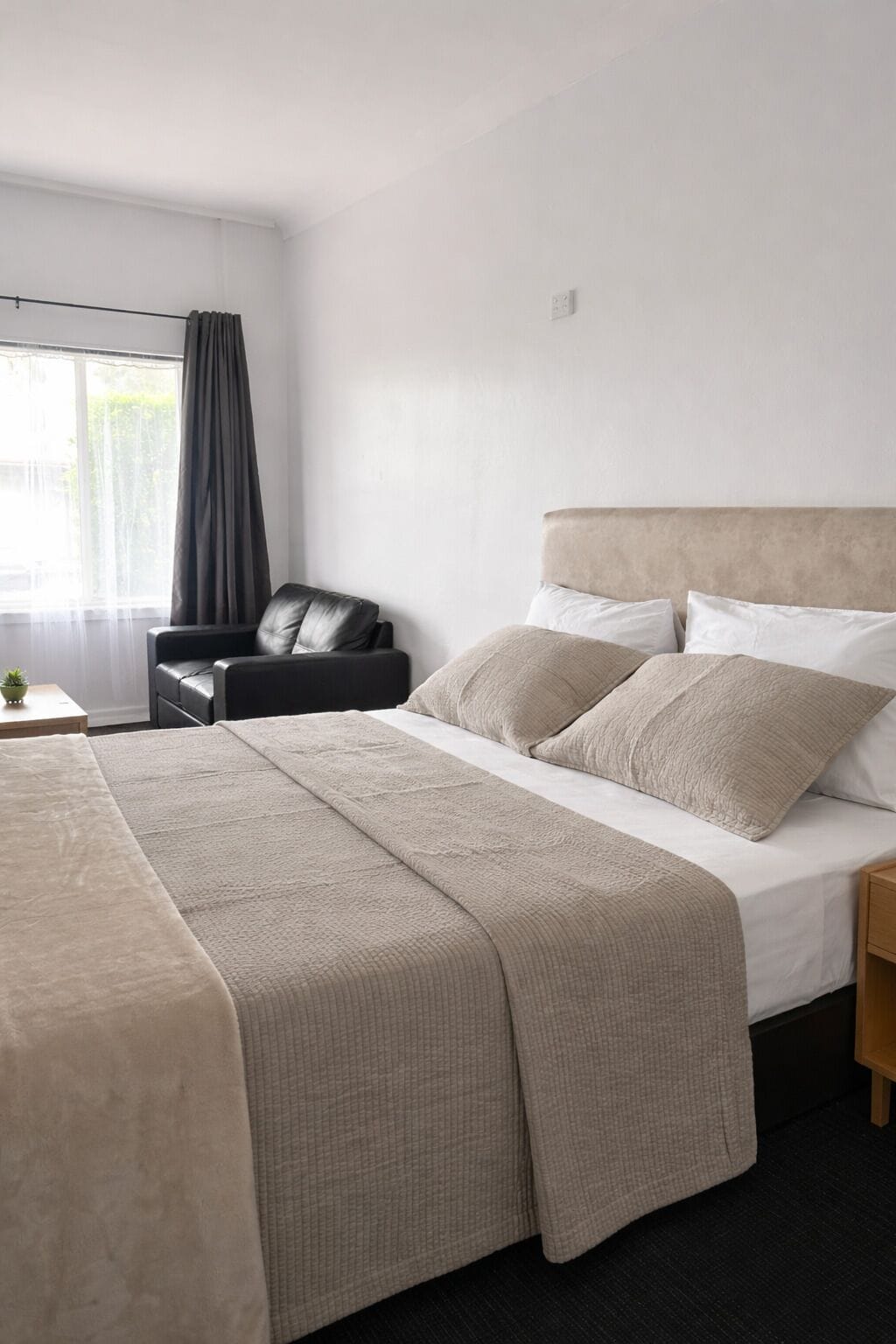 Quarto casal superior | Frigobar, ferros/tábuas de passar roupa, Wi-Fi de cortesia