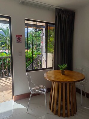 Quarto casal superior, 1 cama King, vista para o jardim | Área de estar | Smart TV 65 polegadas com canais a cabo