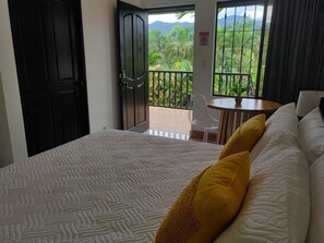 Quarto casal superior, 1 cama King, vista para o jardim | Roupas de cama premium, edredons de pluma, Wi-Fi de cortesia