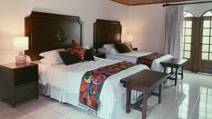 Quarto quádruplo família, sacada, vista para o jardim | Wi-Fi de cortesia