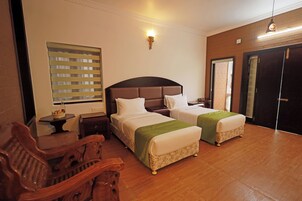 Quarto casal luxo, vista para o jardim | Cofres nos quartos, escrivaninha, cortinas blackout