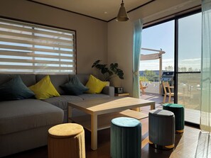 Villa Familiar, pátio, vista para o oceano | Sala de estar