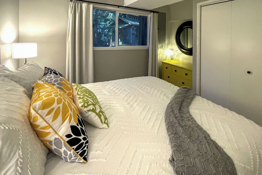 Walk to Beach + Village: Bainbridge Island Gem! - Bainbridge Island | Vrbo