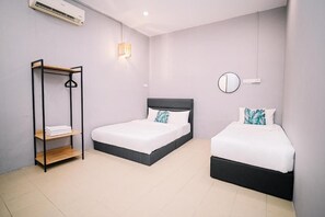 Quarto triplo luxo, banheiro compartilhado | Escrivaninha, Wi-Fi de cortesia