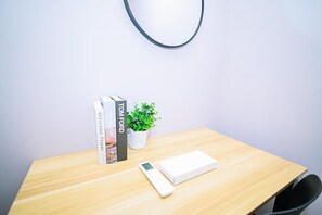 Quarto casal standard, 1 cama Queen | Escrivaninha, Wi-Fi de cortesia