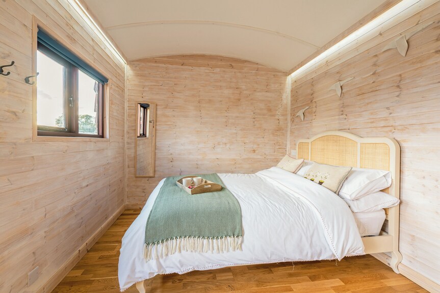 Private Cotswold Shepherds Hut With Garden & Countryside Views - Gloucestershire
