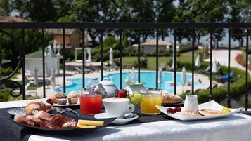 Pequeno-almoço tipo buffet diário incluído 