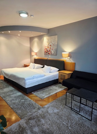 Quarto Twin, varanda | Cofre no quarto, cortinas/cortinados opacos, ferro/tƔbua de engomar