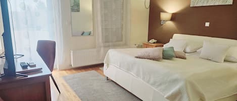 Quarto Twin, varanda, Vista para a cidade | Cofre no quarto, cortinas/cortinados opacos, ferro/tábua de engomar