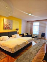 Quarto duplo, sacada | Cofres nos quartos, cortinas blackout, ferros/tábuas de passar roupa