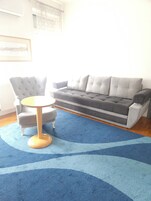 Quarto solteiro, sacada | Cofres nos quartos, cortinas blackout, ferros/tábuas de passar roupa