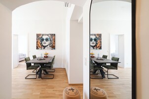 Apartamento de Luxo, Vista para a cidade | Refeições no quarto