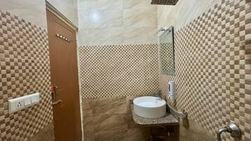 Um polibã, artigos de higiene pessoal grátis, toalhas fornecidas, sabão