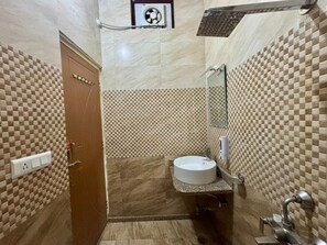 Um polibã, artigos de higiene pessoal grátis, toalhas fornecidas, sabão