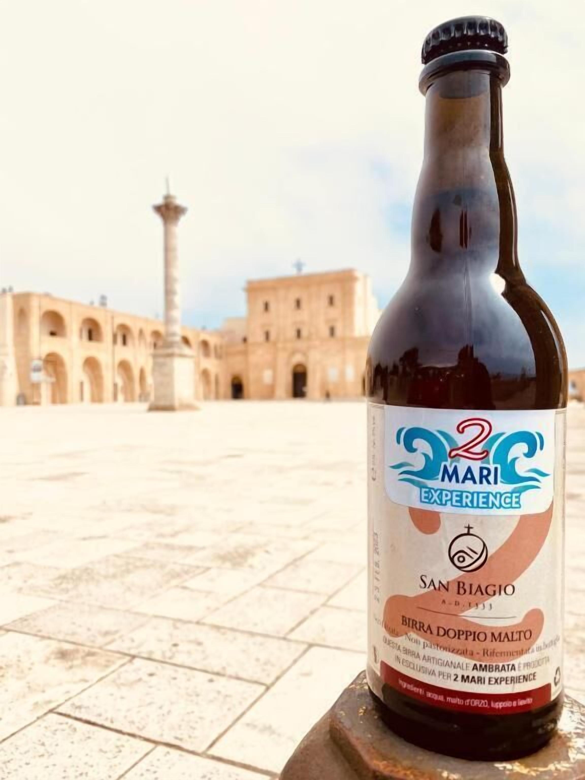 Uma garrafa de vinho San Biagio com etiqueta indicando que é uma Birra Doppio Malt.