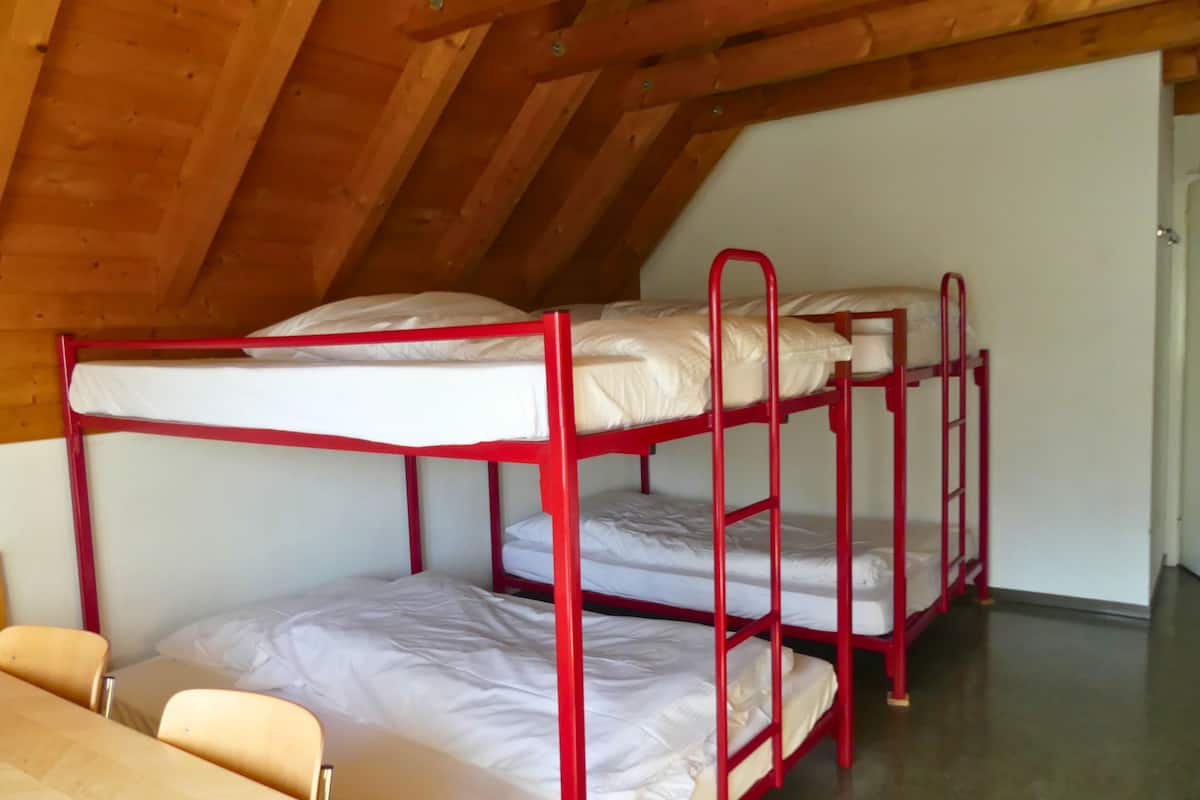 Quarto quádruplo standard, vista para a montanha | Escrivaninha, Wi-Fi de cortesia