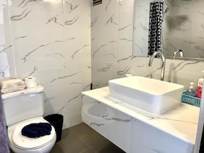 Apartamento em Condomínio Fechado, 1 quarto, acessível, varanda | Casa de banho