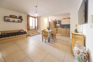 Apartamento Comfort, Vista para a cidade | Sala de estar | TV de ecrã plano 