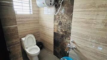 Chuveiro, toalhas de banho, sabonete, shampoo
