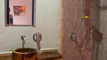 Quarto Executivo | Casa de banho | Um polibã, chinelos, toalhas fornecidas, sabão