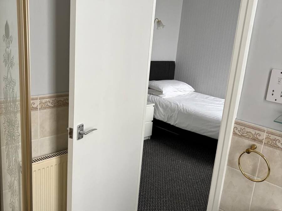 Um polibã, toalhas fornecidas, sabão, champô