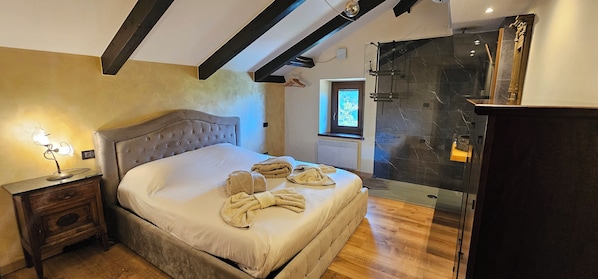 Quarto Duplo Deluxe, vista para a piscina | Lençóis de algodão egípcio, roupa de alta qualidade, edredões de penas