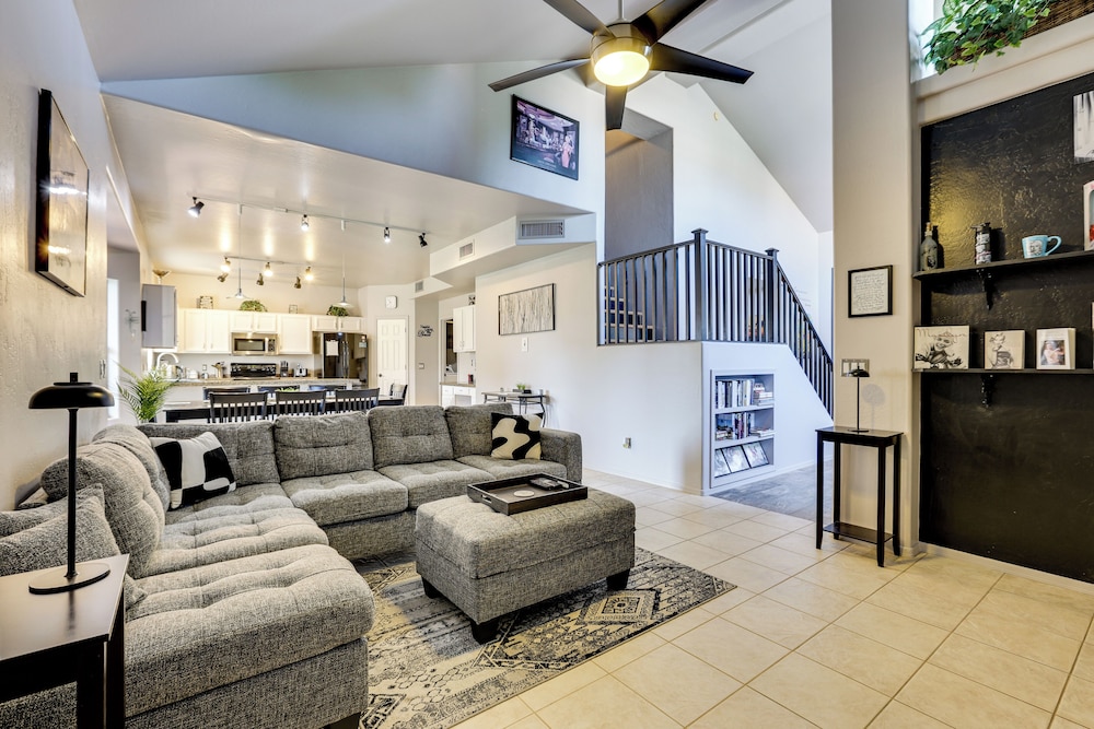 Outdoor Entertainment Area! Relaxing Phoenix Home - Phoenix, AZ