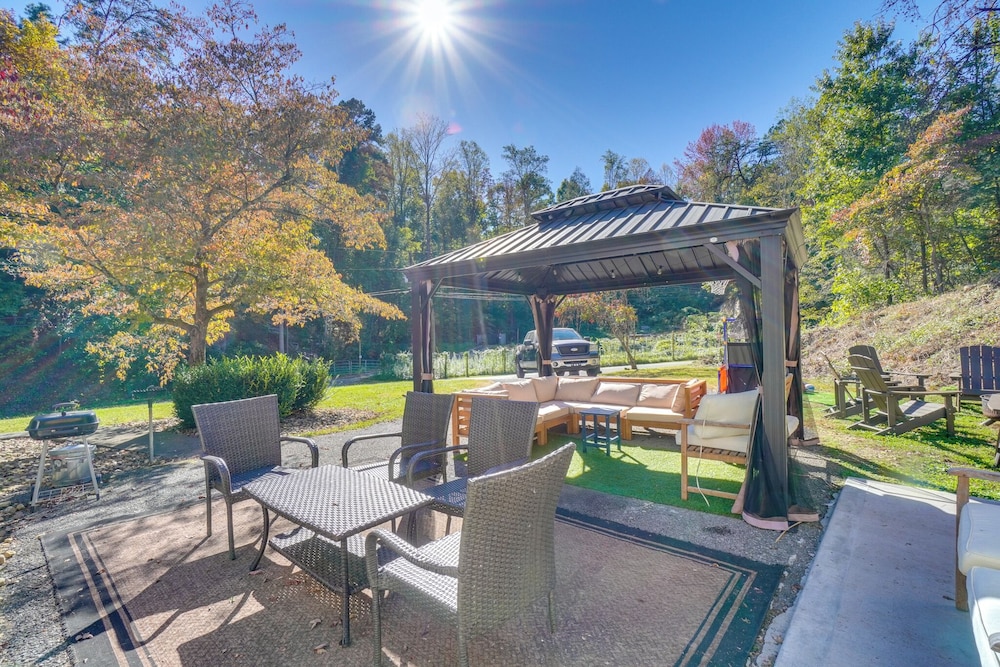 Walk To Dollywood! Cabin W/ Theater, Pool, Arcade - Pigeon Forge, TN