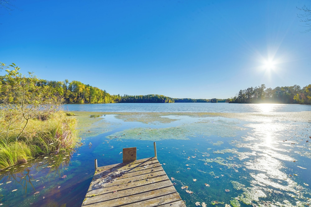 Northwoods Nature Escape! Lakefront Hayward Cabin - Hayward, WI
