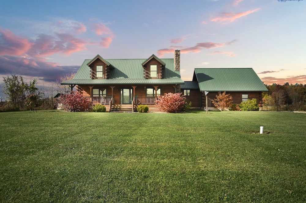 Sprinkle Bottom Lodge: 12 Acre 5 Bedroom Cabin, Pond, Ac, Heating & Pet Friendly - Findley State Park, Wellington