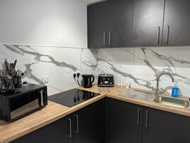 Quarto casal ou duplo conforto, vista para o jardim | Cozinha compartilhada | Chaleira elétrica