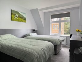 Quarto casal ou duplo conforto, vista para o jardim | Camas com colchões pillow-top, escrivaninha