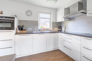 Casa | Cozinha privada | Uma cadeira de bebé