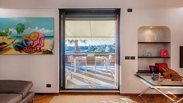 Apartamento, 1 quarto, varanda | Sala de estar | Televisor de 30 polegadas com canais via satélite