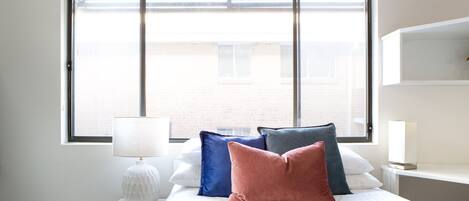 Casa | Ferro/tábua de engomar, roupa de cama fornecida