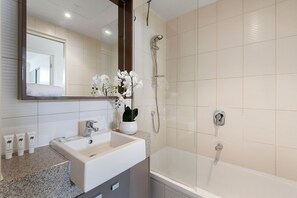 Apartamento | Casa de banho | Uma banheira, um secador de cabelo, toalhas fornecidas, sabão 