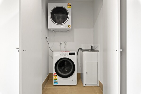 Apartamento | Casa de banho | Um secador de cabelo, toalhas fornecidas, sabão, champô 