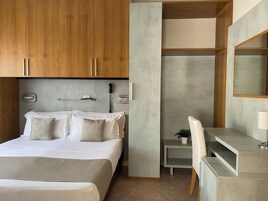 Quarto Quádruplo Deluxe, varanda | Cofre no quarto, Wi-fi grátis
