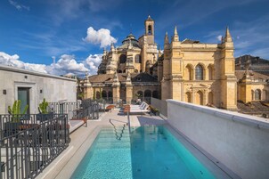 Piscina externa, guarda-sóis, espreguiçadeiras