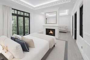 Quarto casal júnior | Roupas de cama premium, edredons de pluma, frigobar, cofres nos quartos