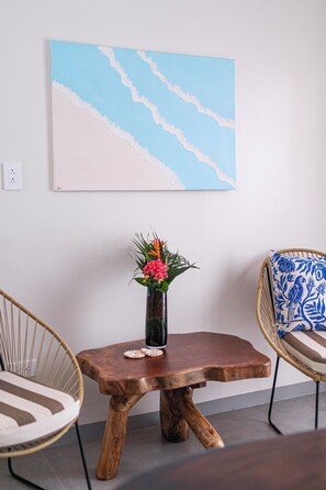 Bangalô superior, 2 quartos, cozinha, vista para a piscina | Área de estar