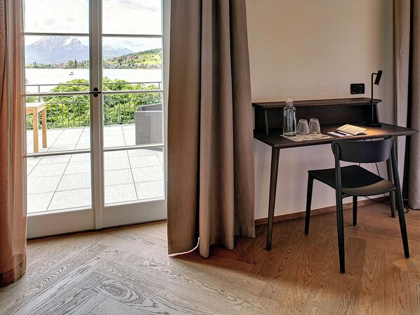 Suite Deluxe, pátio, vista para o lago | Vista do quarto