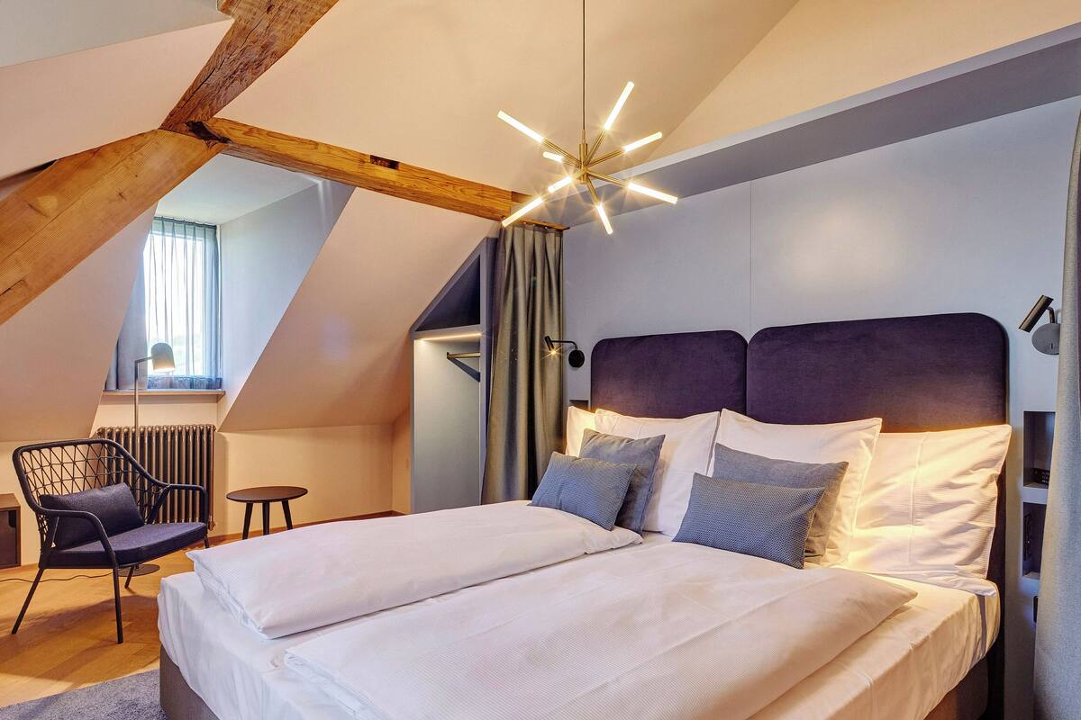 Quarto Duplo Comfort | Cofre no quarto, cortinas/cortinados opacos