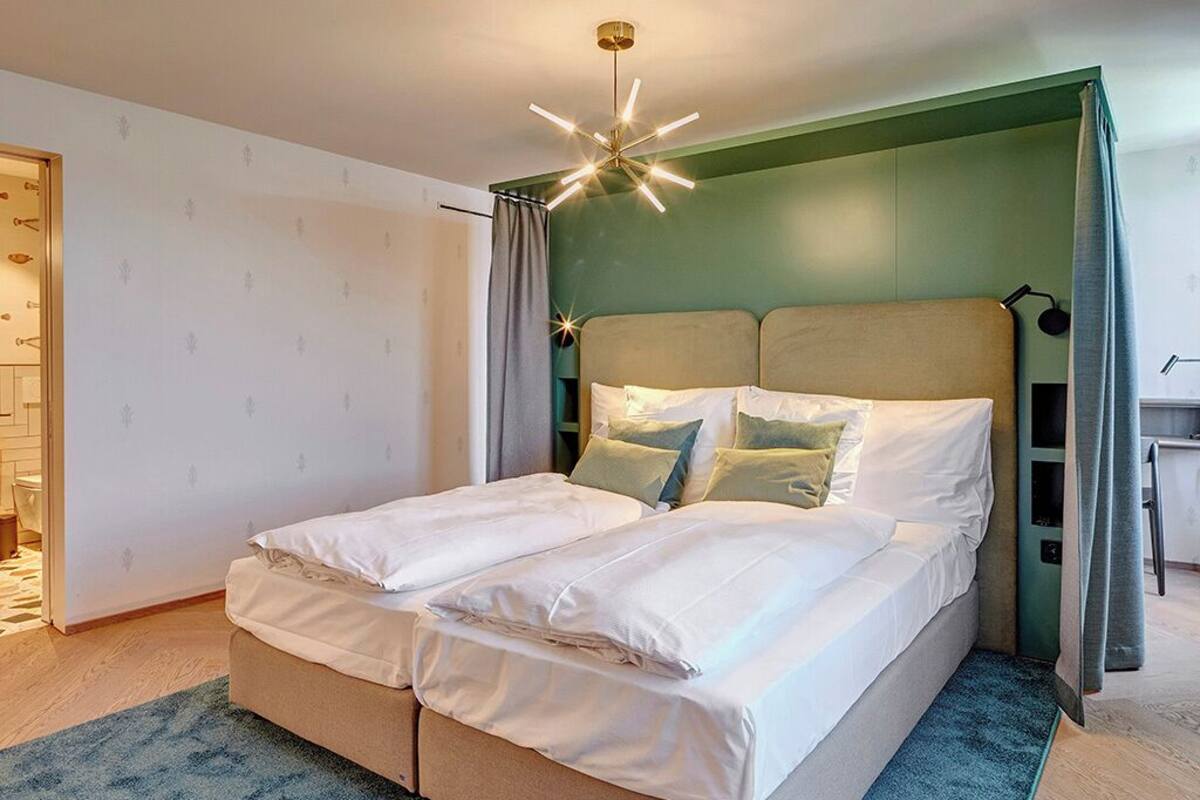 Quarto Duplo Comfort, vista para o lago | Cofre no quarto, cortinas/cortinados opacos