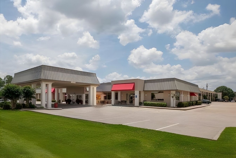 Iberia House & Suites - New Iberia, LA