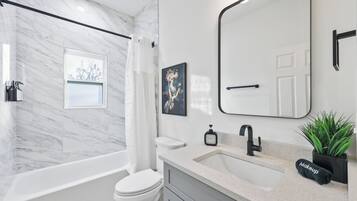 Casa, 6 quartos, aceita animais de estimação, vista para o parque | Banheiro | Produtos de toalete grátis, toalhas de banho, sabonete, shampoo