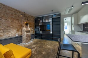 Estúdio luxo, 1 cama Queen e sofá-cama, vista para o pátio | Área de estar